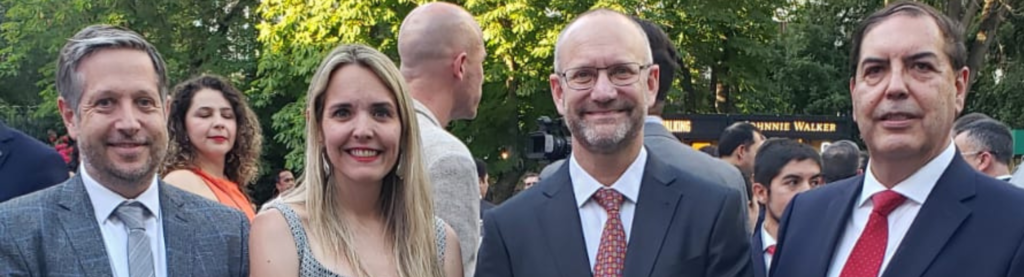 Gonzalo Muñoz, director de Chapter Zero Chile , fue condecorado por la Reina Isabel II por su ...